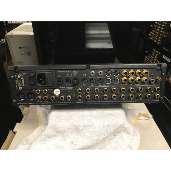 Meridian 562V.2 - Preamplifiers/Surround